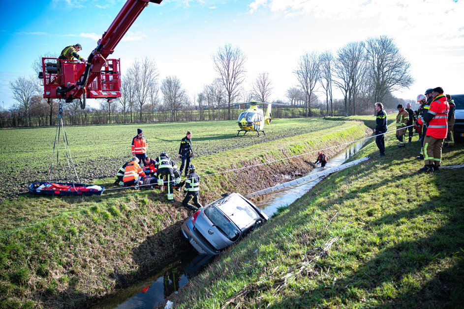 Voertuig te water op de Groene Kruisweg bij Spijkenisse